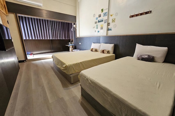 Quarto Triplo | Cortinas/cortinados opacos, Wi-fi grátis, roupa de cama fornecida