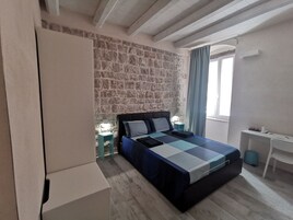 Quarto casal clássico (Mozart) | 1 quarto, edredons de pluma, escrivaninha