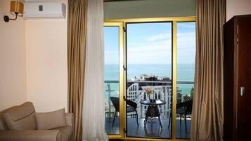 Quarto Duplo Standard, vista para o mar | Cofre no quarto, secretária