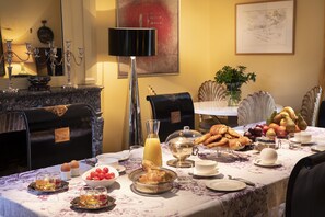 Café da manhã com buffet grátis todos os dias