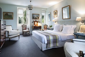 Quarto casal superluxo, banheiro privativo, vista para o jardim (Chambre Les Oiseaux) | Cofres nos quartos, individualmente decorados