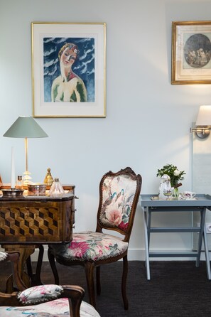 Quarto casal superluxo, banheiro privativo, vista para o jardim (Chambre Les Oiseaux) | Área de estar | TV de tela plana