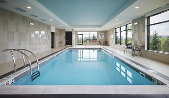 Piscina interior, espreguiçadeiras 