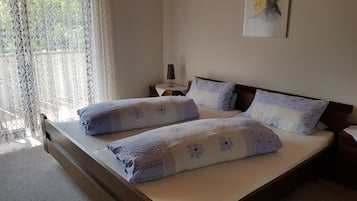 Quarto casal, vista para o jardim | Individualmente mobiliados, espaço de trabalho para notebook