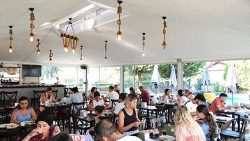 Pequeno-almoço tipo buffet diário incluído 