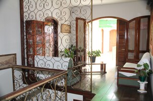 Quarto triplo básico | Área de estar | TV de tela plana