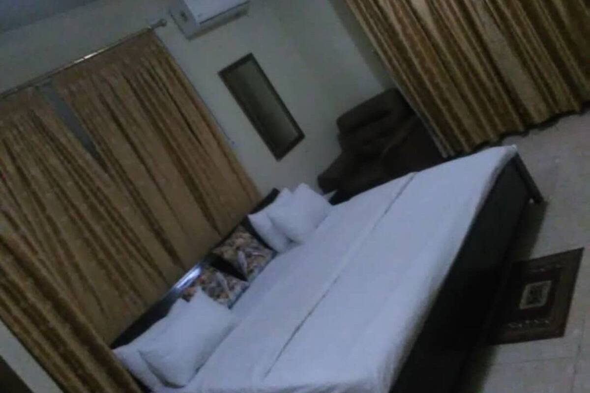 Quarto casal premium | Frigobar, escrivaninha, cortinas blackout, roupa de cama