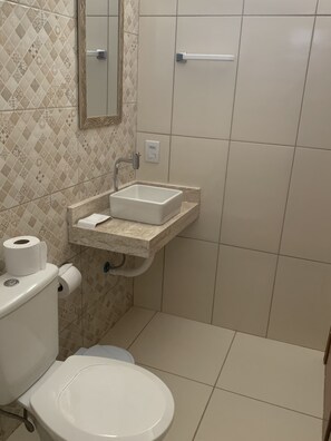 Quarto Comfort | Casa de banho | Um polibã, toalhas fornecidas 