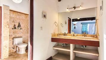 Vila exclusiva | Banheiro | Chuveiro, toalhas de banho, sabonete, shampoo