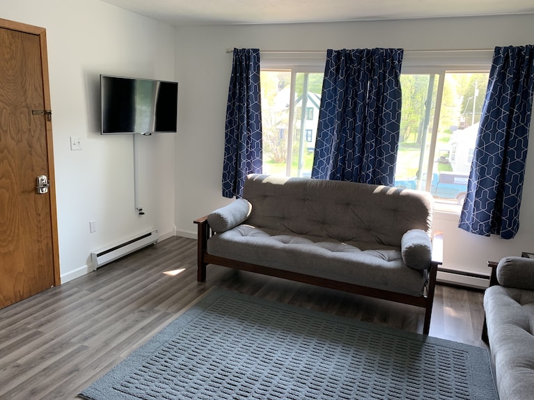 Walkable To Restaurants Pubs And The Cruise Ship. Central Location Apartment - Munising, MI