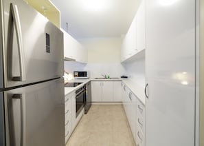 Geladeira grande, micro-ondas, fogão, cooktop