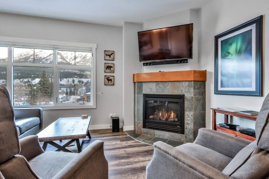 Magpie`s Nest, Nest In The Rockies - Alberta