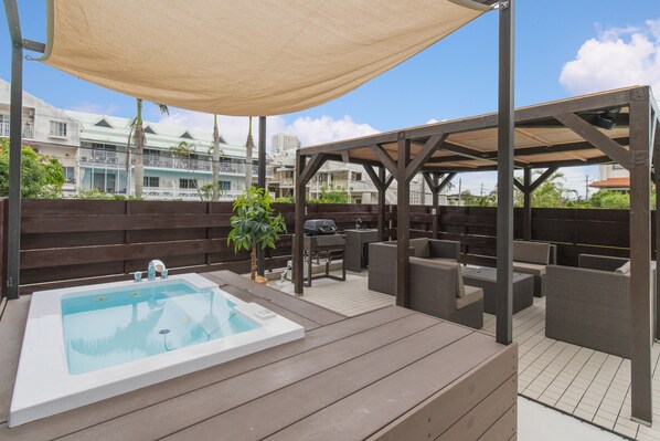 Quarto (Private Vacation Home) | Sala de estar | TV de ecrã plano 