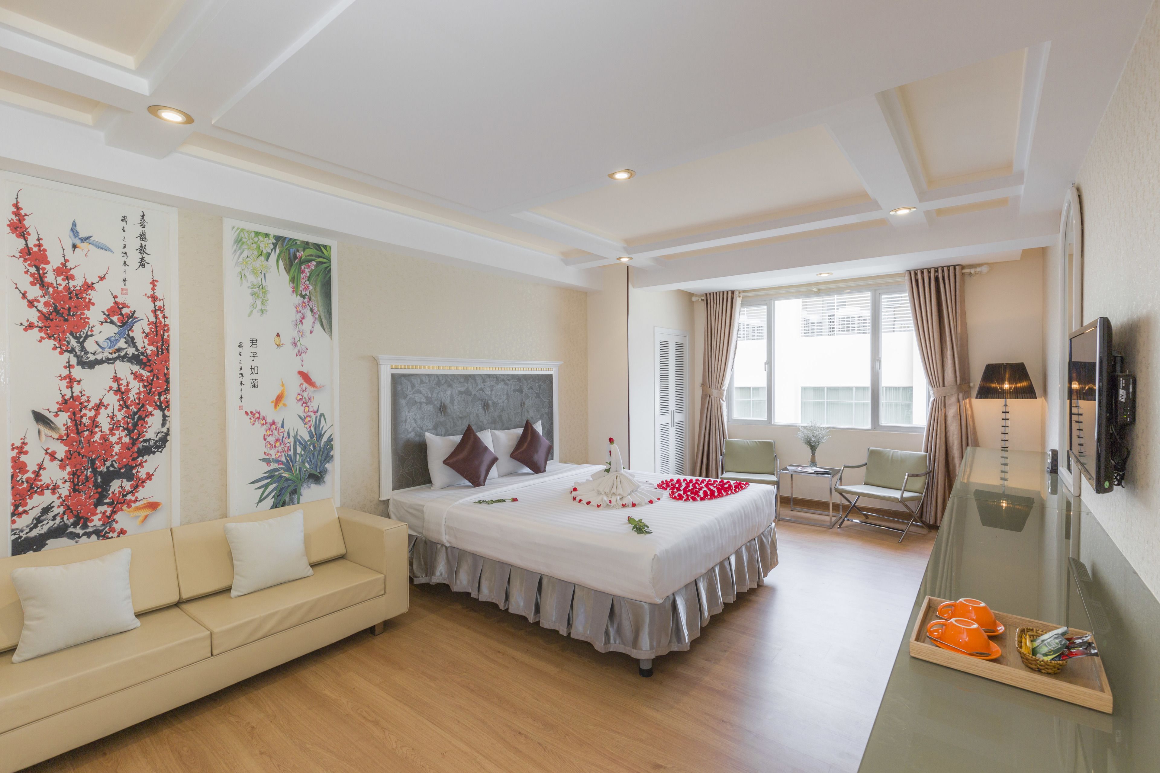 Suite, 1 cama king-size | Minibar, cofre no quarto, secretária, cortinas/cortinados opacos 