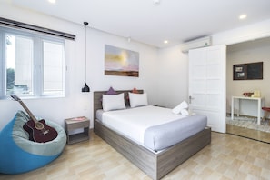 Apartamento Deluxe, 1 cama queen-size, Vista para a cidade | Minibar, secretária, quartos insonorizados, berços/camas para crianças
