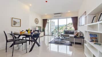 Apartamento Familiar, 2 quartos, varanda, vista para o jardim | Sala de estar | TV de ecrã plano