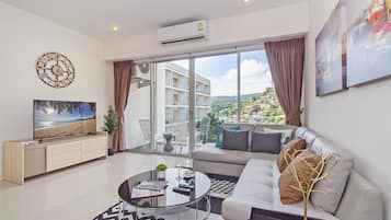 Apartamento Familiar, 2 quartos, varanda, vista para o jardim | Sala de estar | TV de ecrã plano