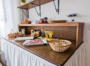 Café da manhã com buffet todos os dias (EUR 4 por pessoa)