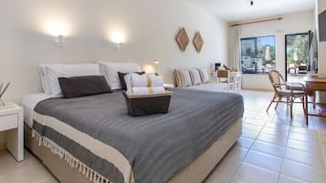 Estúdio Familiar, vista para o jardim | Roupa hipoalergénica, cofre no quarto, com decoração personalizada