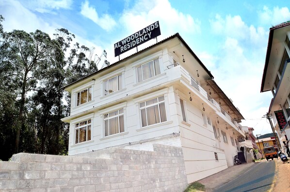 Um edifício de dois andares com uma placa indicando
