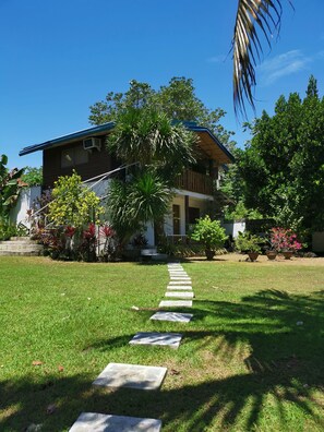 Quarto casal básico | Vista para o jardim