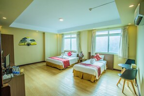 Suite Familiar | Minibar, cofre no quarto, secretária, cortinas/cortinados opacos 