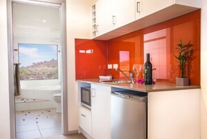 Cabana de Madeira Deluxe, vista para a montanha | Cozinha privada | Um frigorífico, um micro-ondas, uma máquina de café expresso 