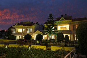 Fachada do alojamento (tarde/noite)