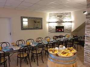 Pequeno-almoço continental diário (7 EUR por pessoa) 