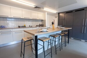 Uma placa de cozinha, uma chaleira elétrica