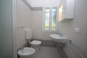Apartamento, 3 quartos (D-8) | Casa de banho | Um polibã, um bidé, toalhas fornecidas 