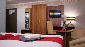 Quarto Duplo | Cofre no quarto, com decoração personalizada 