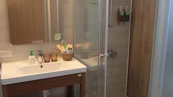 Quarto casal design, vista para o canal | Banheiro | Chuveiro, produtos de toalete grátis, secador de cabelo, chinelos