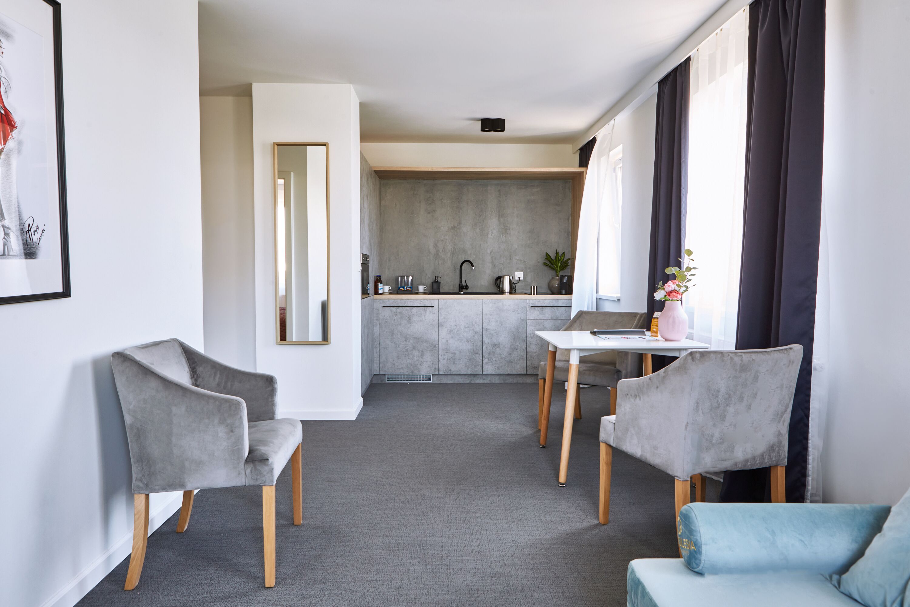 Apartamento Empresarial, várias camas, Vista para a cidade | Sala de estar | Televisor LCD 