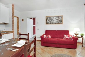 Apartamento, 1 quarto | Sala de estar | TV de tela plana