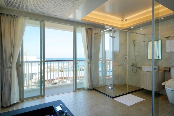 Quarto Duplo Deluxe, vista para o mar | Casa de banho | Um polibã, artigos de higiene pessoal grátis, um secador de cabelo