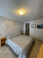 Quarto Duplo | Secretária, Wi-fi grátis, roupa de cama fornecida