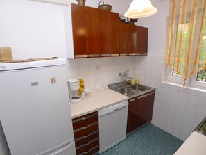 Apartamento (3 Bedrooms) | Cozinha privada | Um frigorífico, uma cafeteira/bule, Produtos de limpeza, Congelador