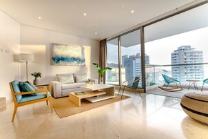 Apartamento Deluxe, 2 quartos, vista para o oceano | Sala de estar | Smart TV de 49 polegadas com canais via satélite, televisor 