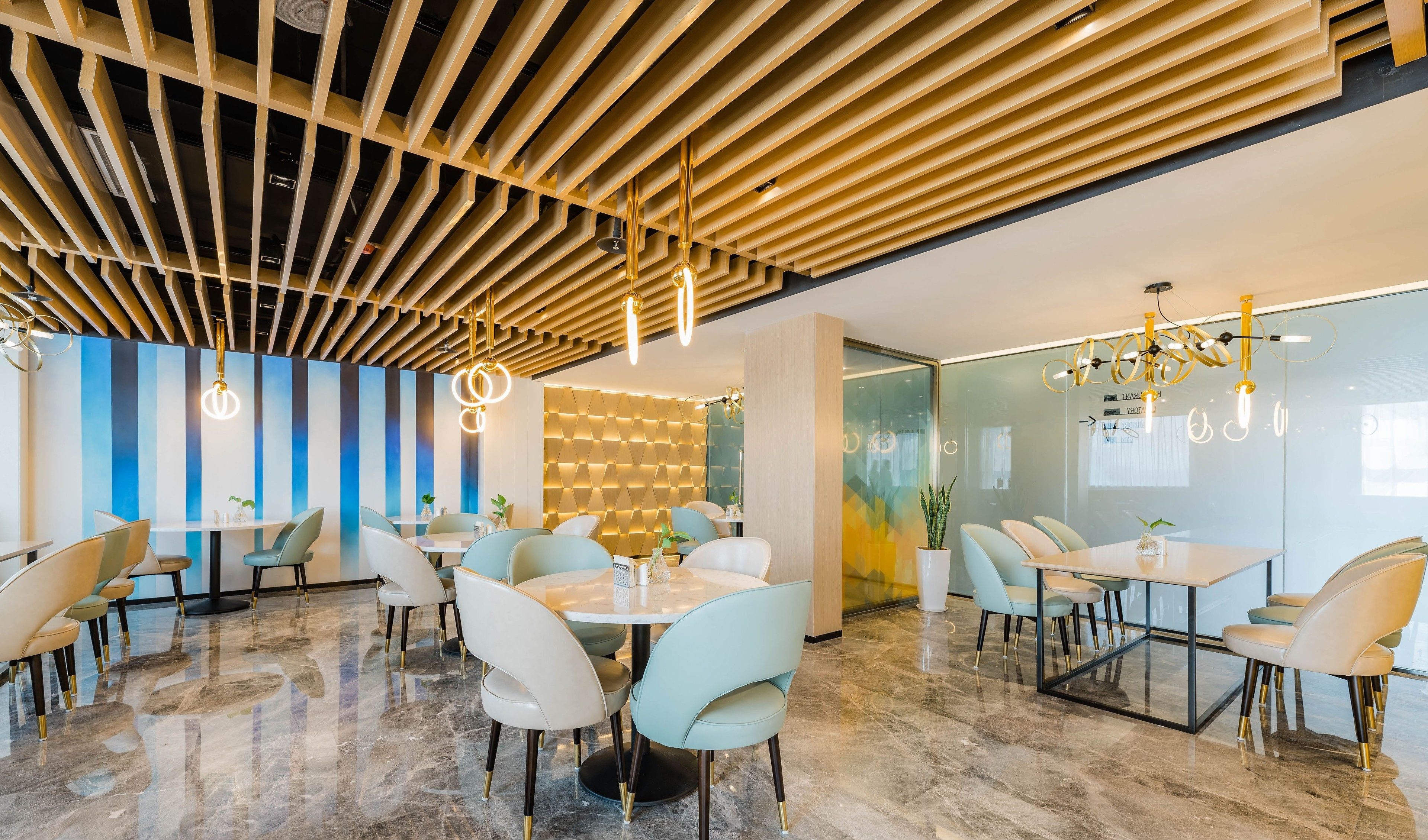 Uma sala de conferências moderna com teto de madeira, piso de mármore e mobiliário contemporâneo.