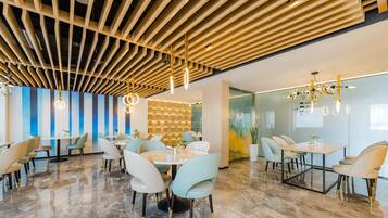 Uma sala de conferências moderna com teto de madeira, piso de mármore e mobiliário contemporâneo.