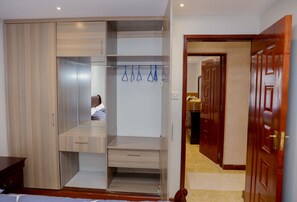 Apartamento superior | 2 quartos, camas com colchões pillow-top, Wi-Fi de cortesia