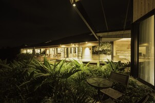 Fachada da propriedade à noite