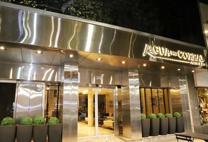 Fachada da propriedade à noite