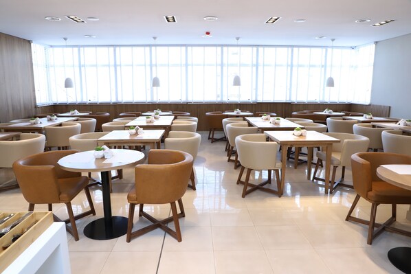 Café da manhã continental todos os dias (USD 18.50 por pessoa)