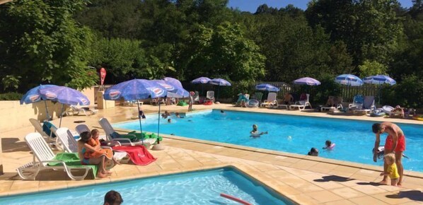Piscina exterior sazonal, guarda-sóis, espreguiçadeiras