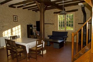 Casa de Campo, 3 quartos (Tournesol) | Sala de estar | TV de ecrã plano, lareira