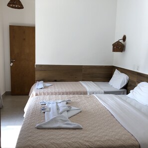Quarto Triplo Premium | Minibar, cofre no quarto, cortinas/cortinados opacos 