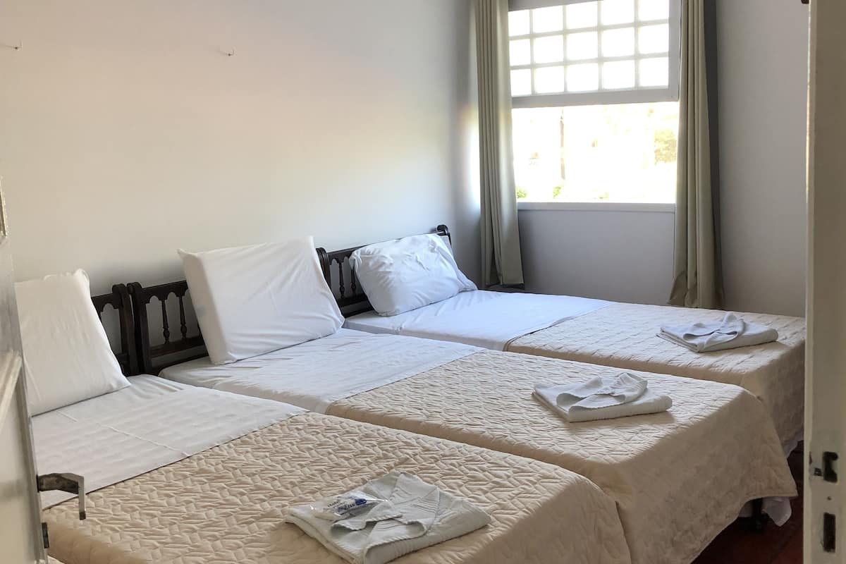 Quarto família, várias camas | Frigobar, cofres nos quartos, cortinas blackout