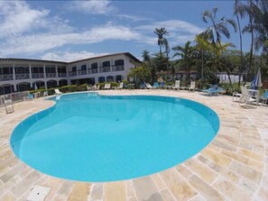 Piscina exterior, espreguiçadeiras 